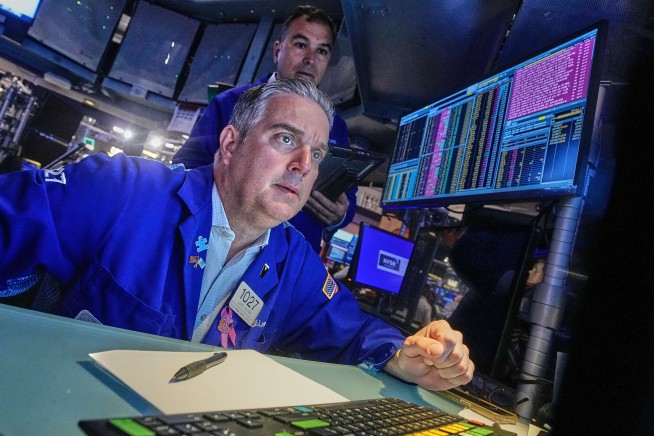 Stocks wobble as trade tensions between the US and China escalate | Newser