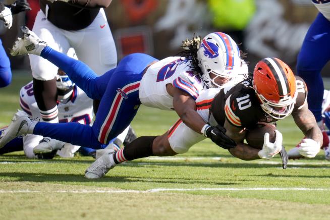 Browns rookie Quinshon Judkins carted off the field vs. Bills with a ...