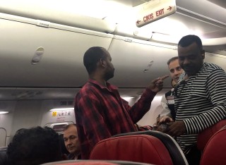Passengers Subdue Screaming Man on Plane