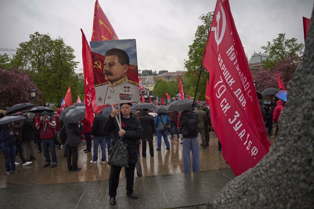 In Moscow Subway Station, Stalin Again Draws Admirers