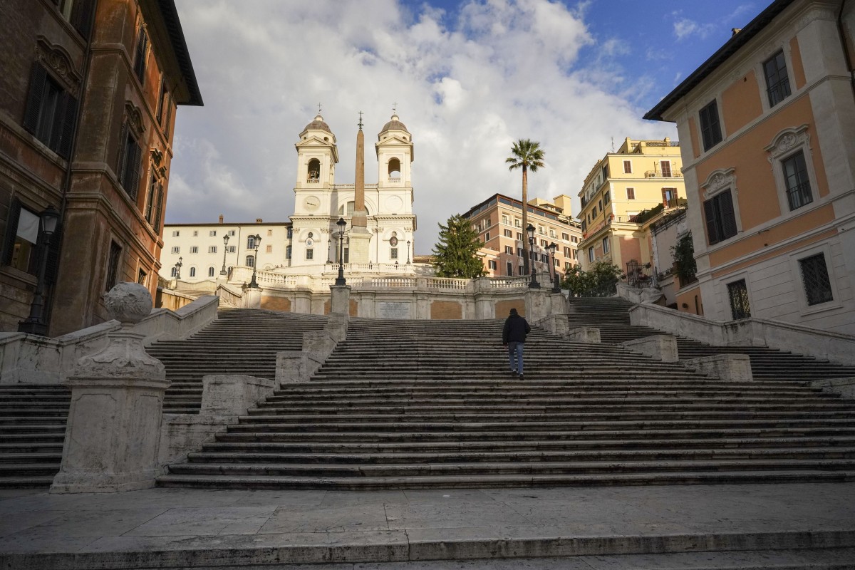80-Year-Old Drives Mercedes Down Spanish Steps, Gets Stuck