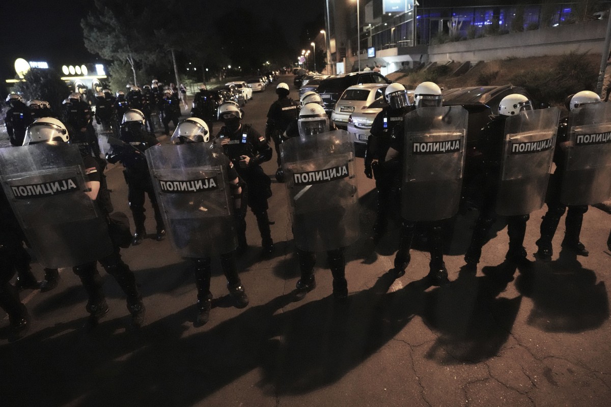 Anti-Vucic Protesters Set Fire to Party Office